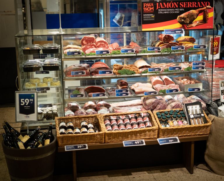 42 meter lång delikatessdisk med kött, chark & ost | Besök ICA Stop i Täby